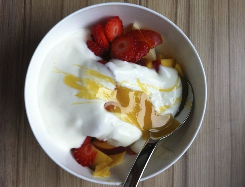 Copa de frutas con salsa de yogur - Recetas de Cocina | MujerdeElite
